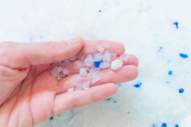 Crystal Cat Litter: Pros & Cons Compared to Other Types | Hepper Pet ...