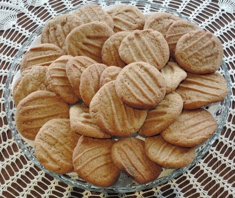 Can Dogs Eat Ginger Snaps? Vet-Reviewed Benefits & Risks | Hepper Pet ...