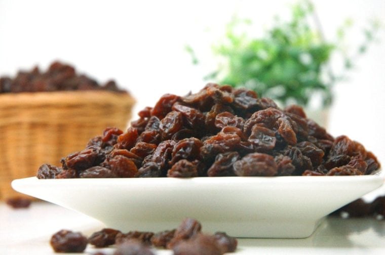 Raisin Toxicity in Dogs: Vet-Approved Facts & Advice | Hepper Pet Resources
