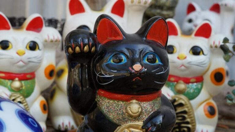 Japanese Waving Lucky Cat: The History Behind Maneki-Neko | Hepper Pet ...