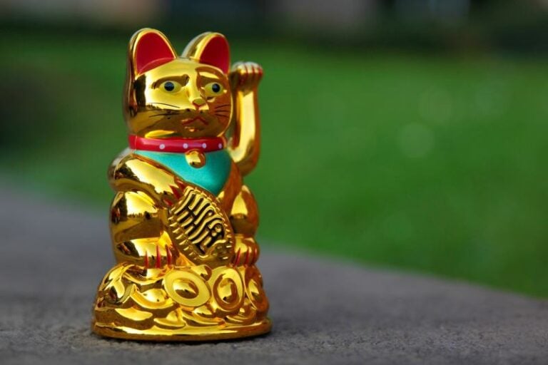 Japanese Waving Lucky Cat: The History Behind Maneki-Neko | Hepper Pet ...