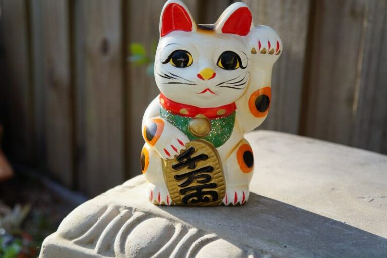 Japanese Waving Lucky Cat: The History Behind Maneki-Neko | Hepper Pet Resources