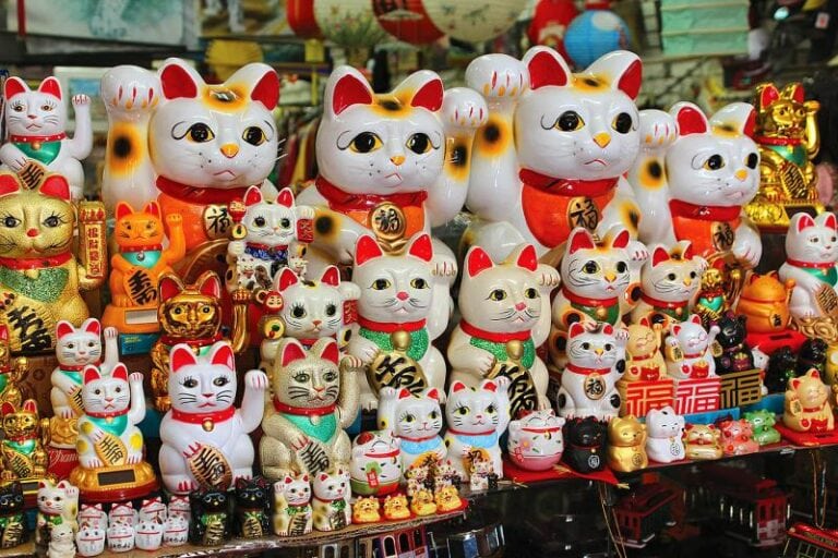 Japanese Waving Lucky Cat: The History Behind Maneki-Neko | Hepper Pet ...