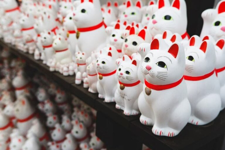 Japanese Waving Lucky Cat: The History Behind Maneki-Neko | Hepper Pet ...